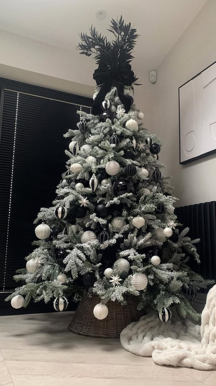 35+ Beautiful Black and White Christmas Tree Ideas - Grow Your Yard