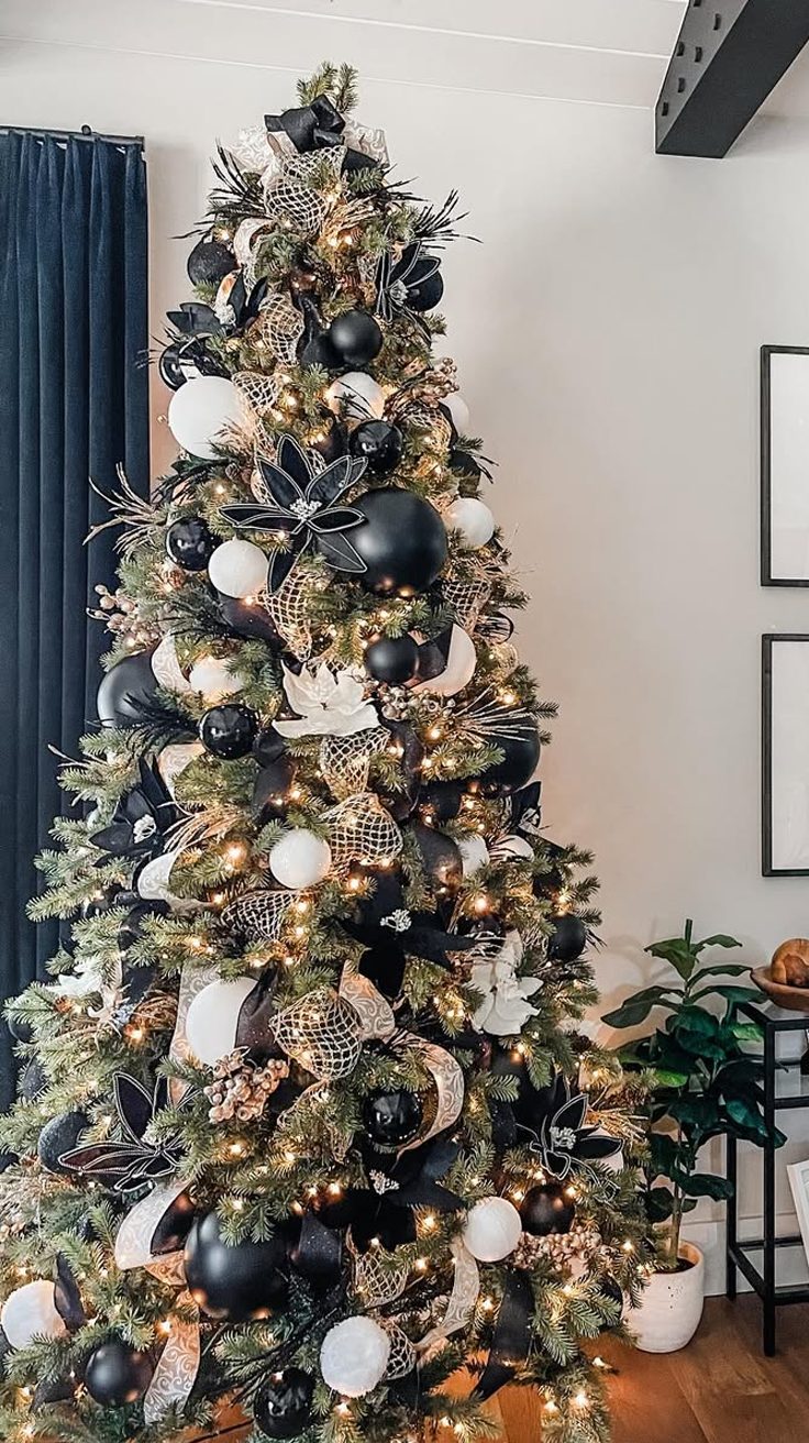 35+ Beautiful Black and White Christmas Tree Ideas - Grow Your Yard