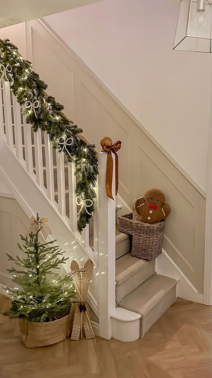 40+ Luxurious Christmas Garland Ideas You Can Copy - Grow Your Yard
